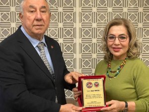 Serdar Ünsal’dan Azer Yaycılı’ya Plaket