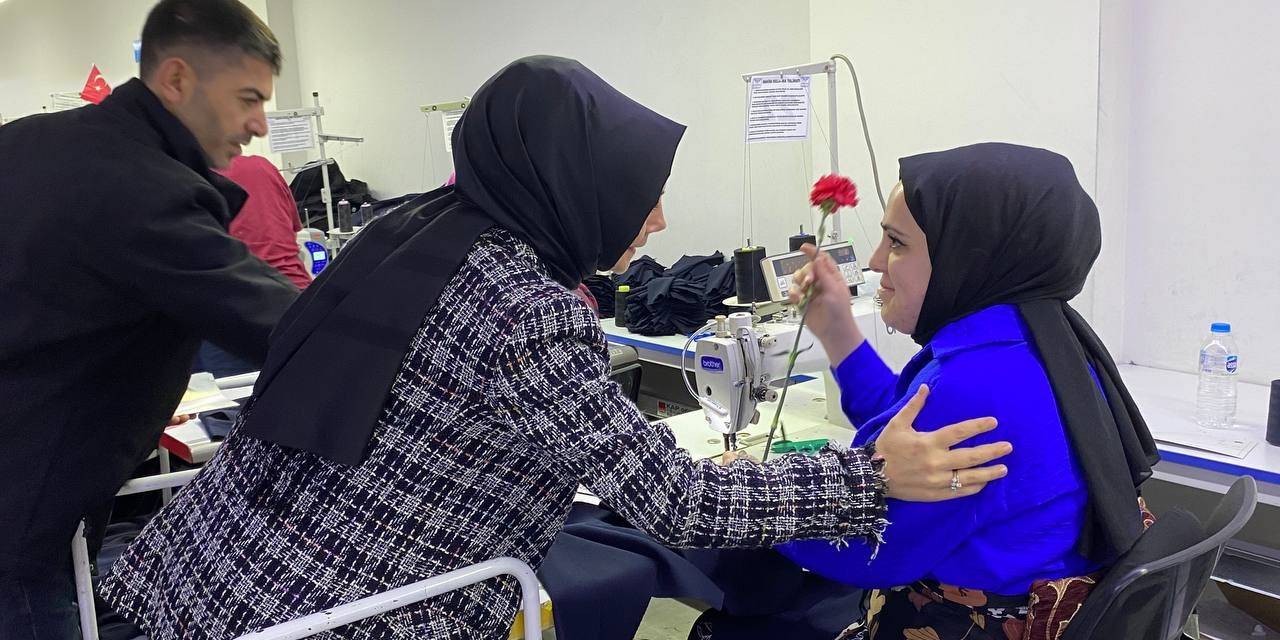 Ak Parti Vekil Adayları Behiye Eker Ve Ebru Saraçoğlu İşçilerle Buluştu