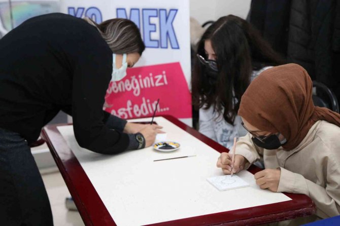 Ziyaret Ettikleri Ko-mek’te Çini Boyama Yaptılar