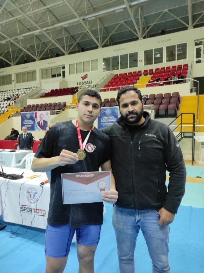 Ağrılı Halterci Batuhan Akbaş Türkiye Şampiyonu Oldu