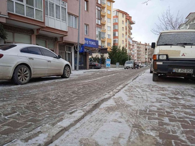 Bu Yolda Araçlar Adeta Zıplayarak Geçiyor