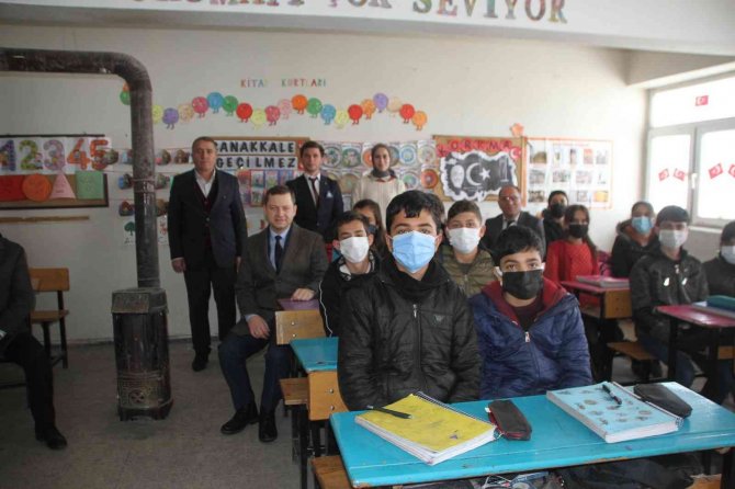 Malazgirt Kaymakamı Demirer’in Köy Ziyaretleri Sürüyor