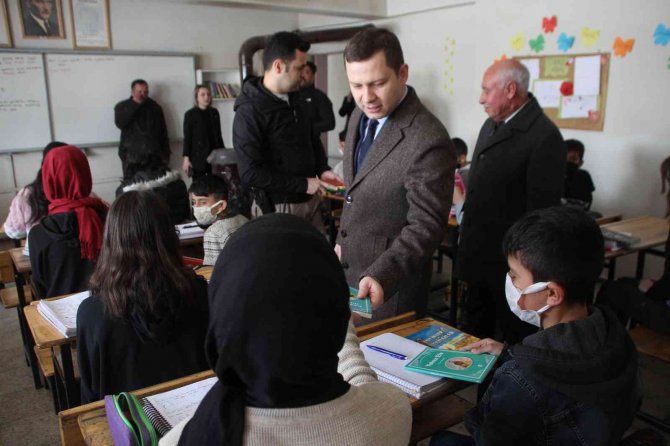 Malazgirt Kaymakamı Demirer’in Köy Ziyaretleri Sürüyor