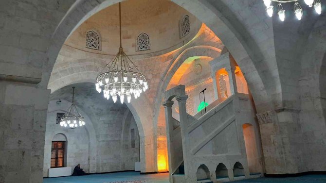 Adıyaman’da Musalla Camii İlk Teravih Namazıyla İbadete Açıldı