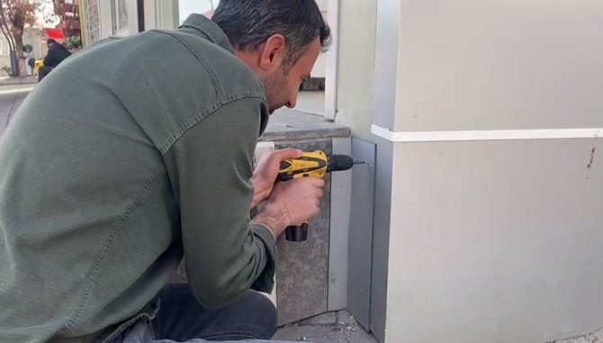 Duvar İle Kompozit Döşeme Arasına Sıkışan Karga Kurtarıldı