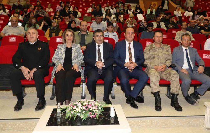 Hemşirelik Bölümü Öğrencileri Üniformalarını Törenle Giydi