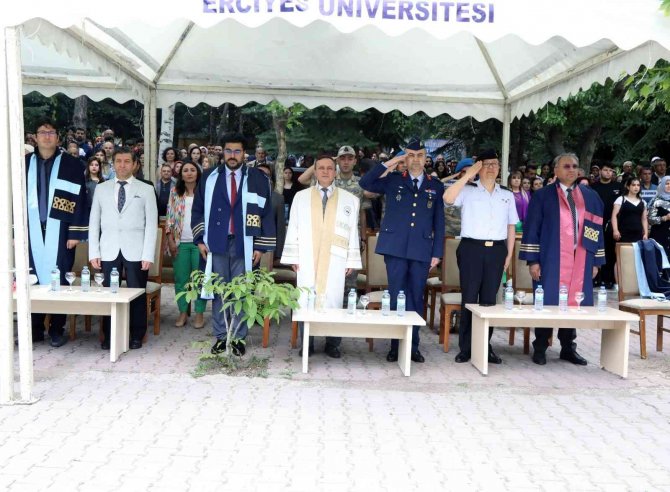 Erü Havacılık Ve Uzay Bilimleri Fakültesi Yeni Mezunlarını Verdi Erü Havacılık Ve Uzay Bilimleri Fakültesi Yeni Mezunlarını Verdi
