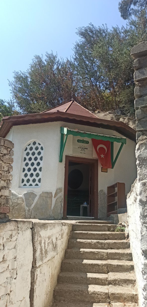 Edremit’te ’Şıp Şıp Dede Türbesi’ İlgi Görüyor