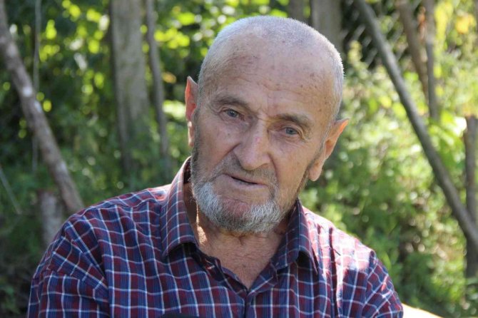 90 Yaşında, Yalnızlığını Çalışarak Unutuyor