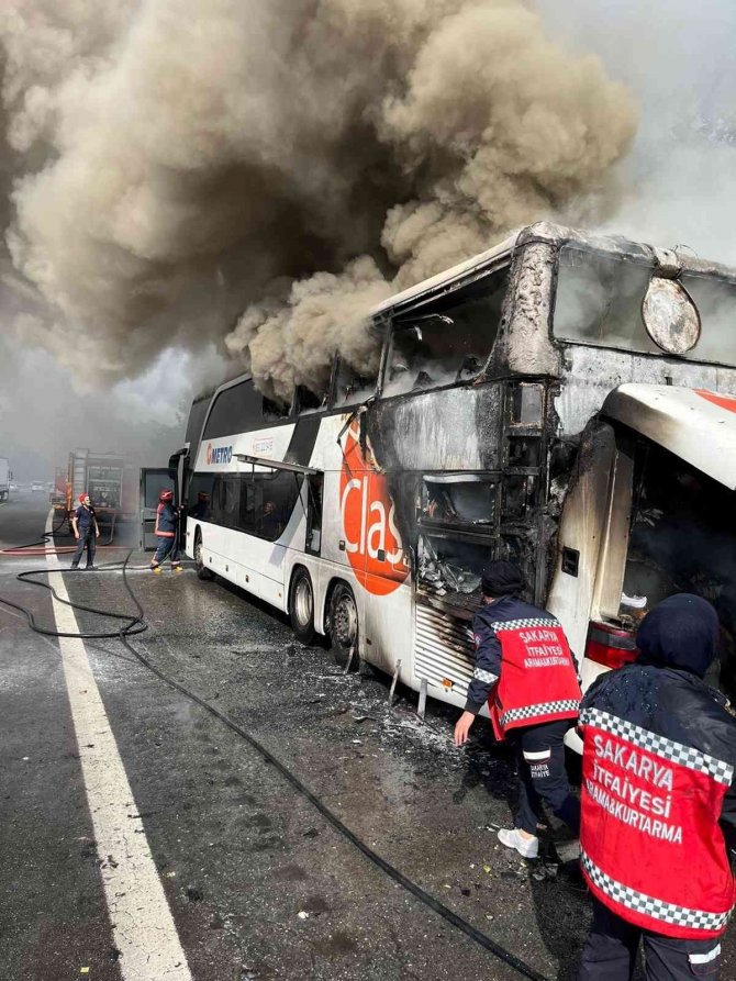 Metro Turizm’e Ait İçi Yolcu Dolu Otobüs Tem’de Alev Alev Yandı