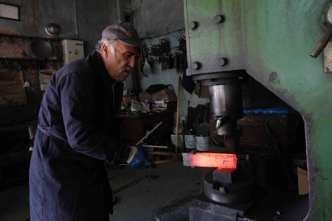 Kavurucu Sıcaklıklarda Demir Döven Usta Teknolojiye Direniyor