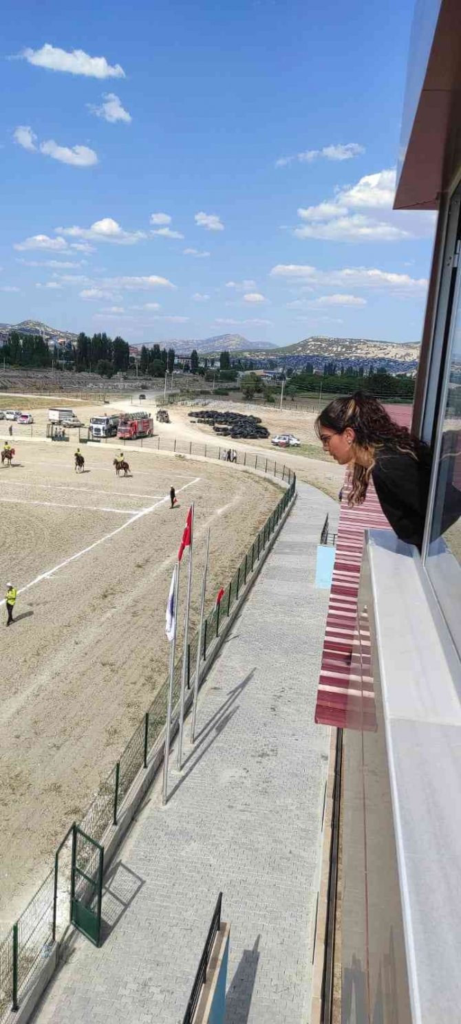 Cirit Sahalarının Kadın Hakemi Erkeklere Taş Çıkarıyor