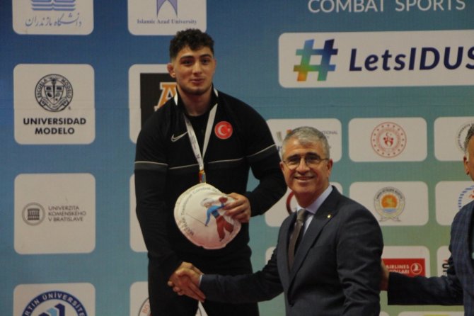 Büyükşehirli Güreşçiden Tarihi Başarı