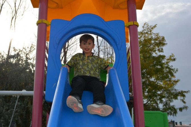 Çocukları Çok Seven Eşi İçin Memleketine Park Yaptırdı