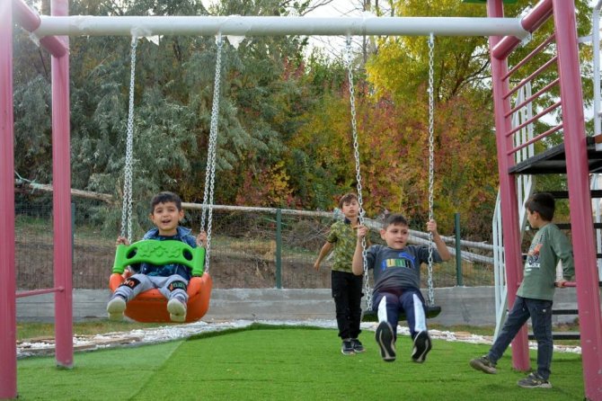 Çocukları Çok Seven Eşi İçin Memleketine Park Yaptırdı