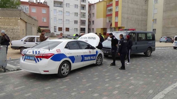 Otomobile Ve Polis Aracının Motoruna Giren Kediyi Çıkartmak İçin ...