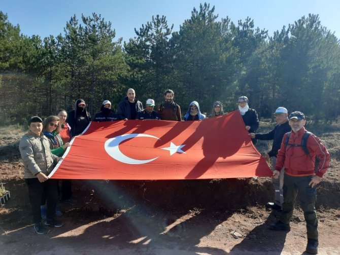 10 Kilometre Yürüyerek Dağ Yamacında Yer Alan Büyük Türk Bayrağına ...