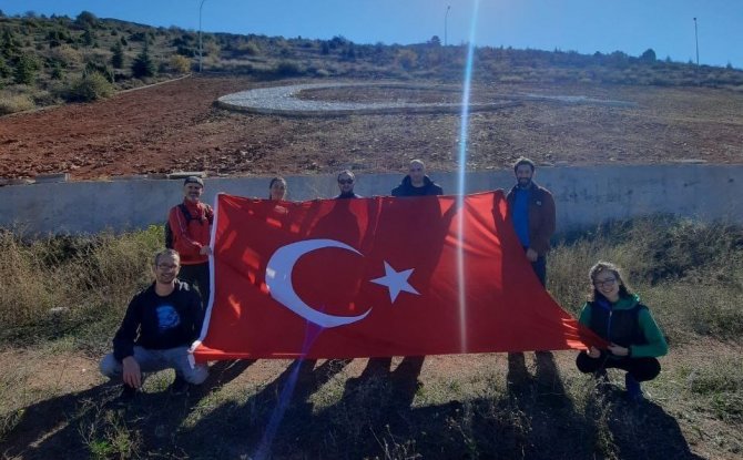 10 Kilometre Yürüyerek Dağ Yamacında Yer Alan Büyük Türk Bayrağına ...