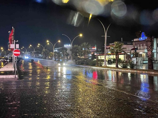 Bodrum’da Sağanak Yağış Cadde Ve Sokakları Göle Çevirdi