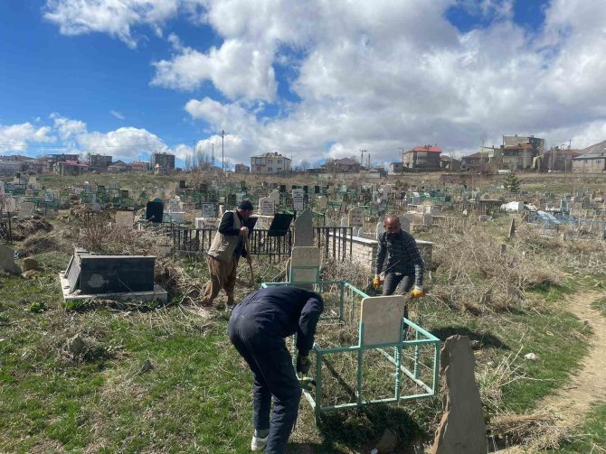 Önce Namaz Sonra Mezarlıkta Çevre Temizliği