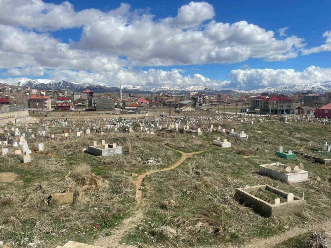 Önce Namaz Sonra Mezarlıkta Çevre Temizliği