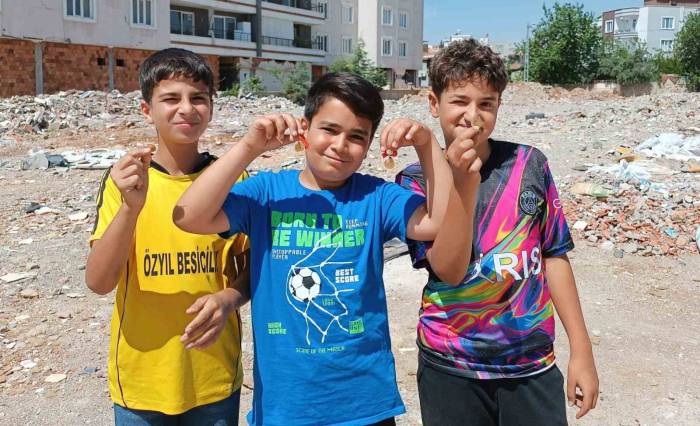 Mahallede Oyun Oynayan Çocuklar Enkazda Altın Buldu