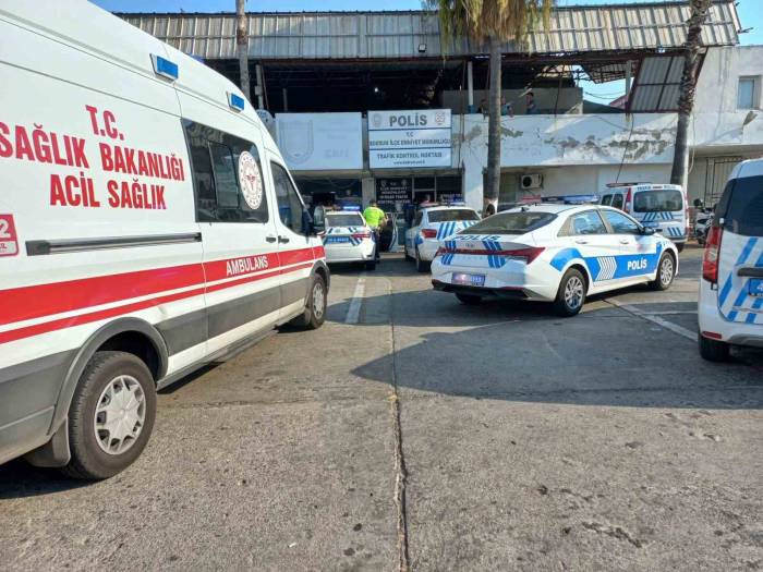 Kavgayı Ayırmaya Çalışan Polis Bıçaklandı